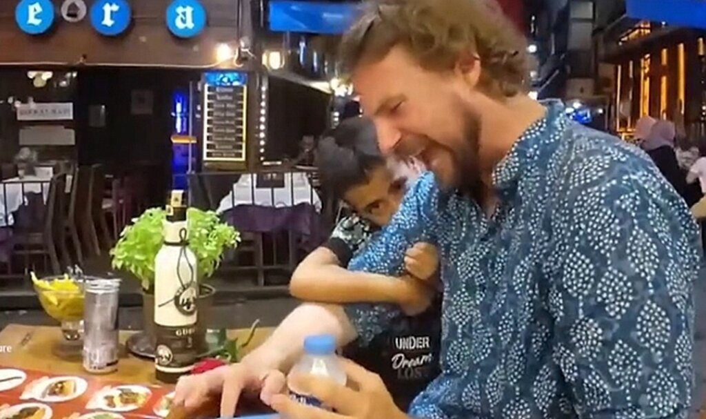 Dünyaca ünlü Twitch yayıncısı Jay Streazy, İstanbul'da bir çocuk ...