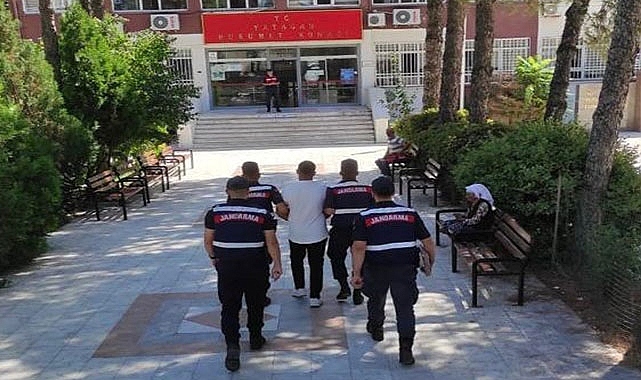 Bir kişiyi kapı ile duvar arasında sıkıştırarak öldüren şahıs yakalandı ... Bir kişiyi kapı ile duvar arasında sıkıştırarak öldüren şahıs yakalandı ...