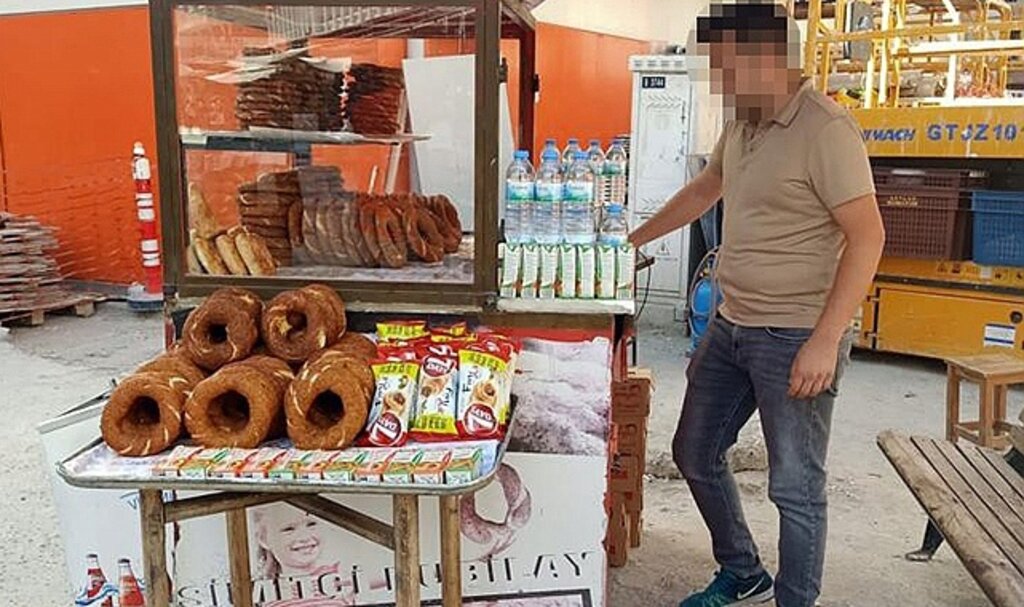 Polis simitçi kılığına girdi, hırsızlık şüphelisi kadını yakaladı ... Polis simitçi kılığına girdi, hırsızlık şüphelisi kadını yakaladı ...
