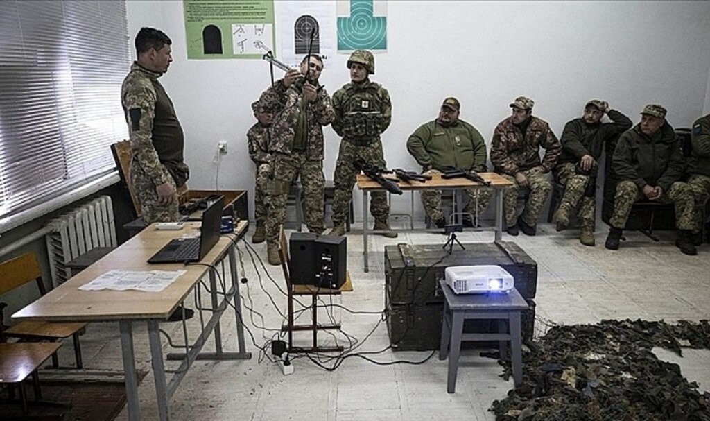 Ukrayna ordusundaki gönüllüler savaştan önce sanal ortamda askeri ...