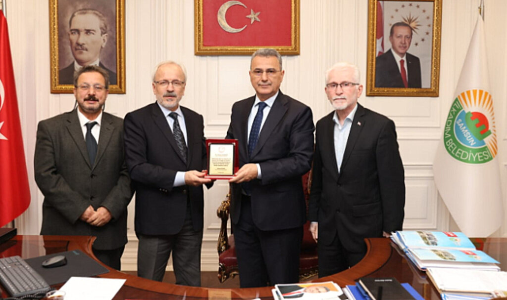 Yazarlar Derneği'nden Başkan Kurnaz'a plaket - SAMSUN HABER - Samsun ...