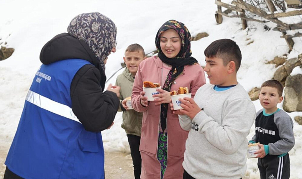Canik Belediyesi'nden Kar Oynayan Çocuklara İkram - SAMSUN HABER ...